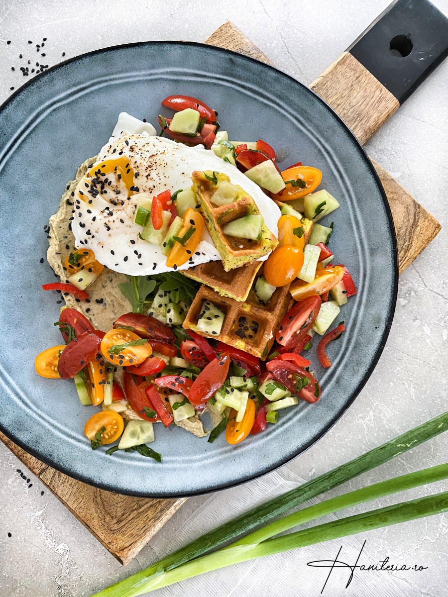 Vafe sarate cu hummus, ochi de ou si salata